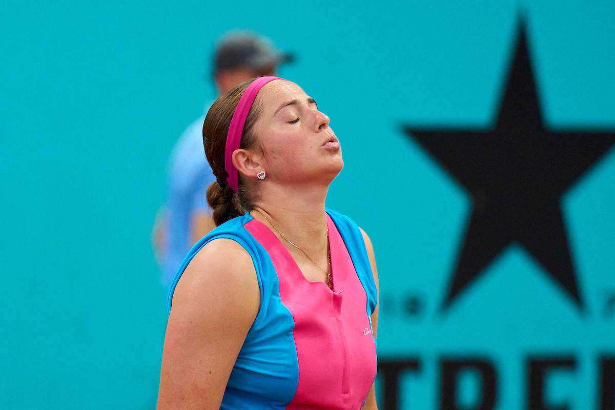 Ostapenko resopla para vencer a Cirstea